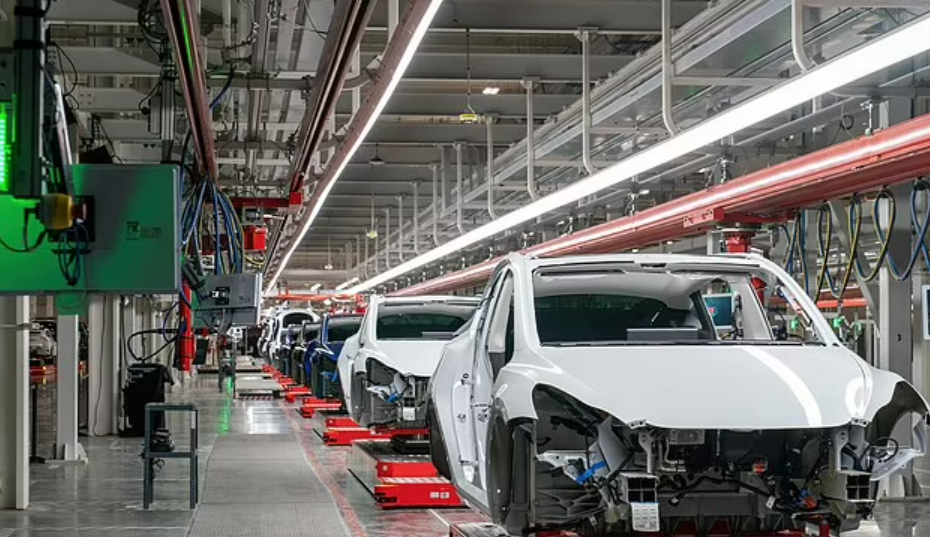 Tesla-robot-ATTACKS-an-engineer-at-company-s-Texas-factory-during ...